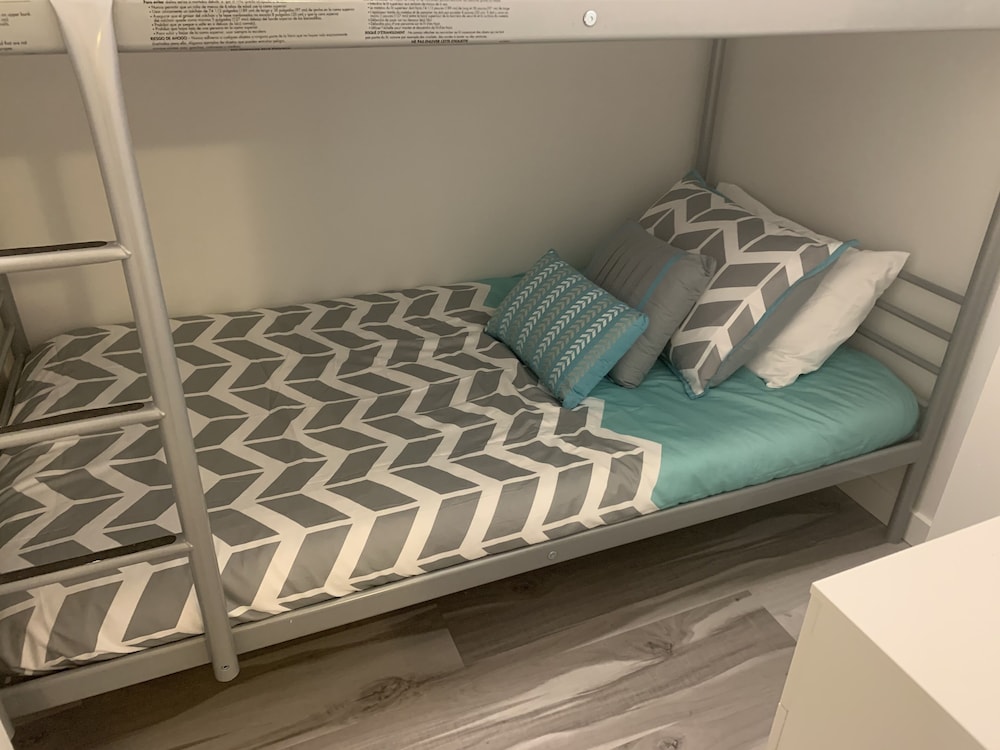 Amazing & Modern! Beautiful & Quiet View! Best Location Downtown W/ Free Parking - British Columbia