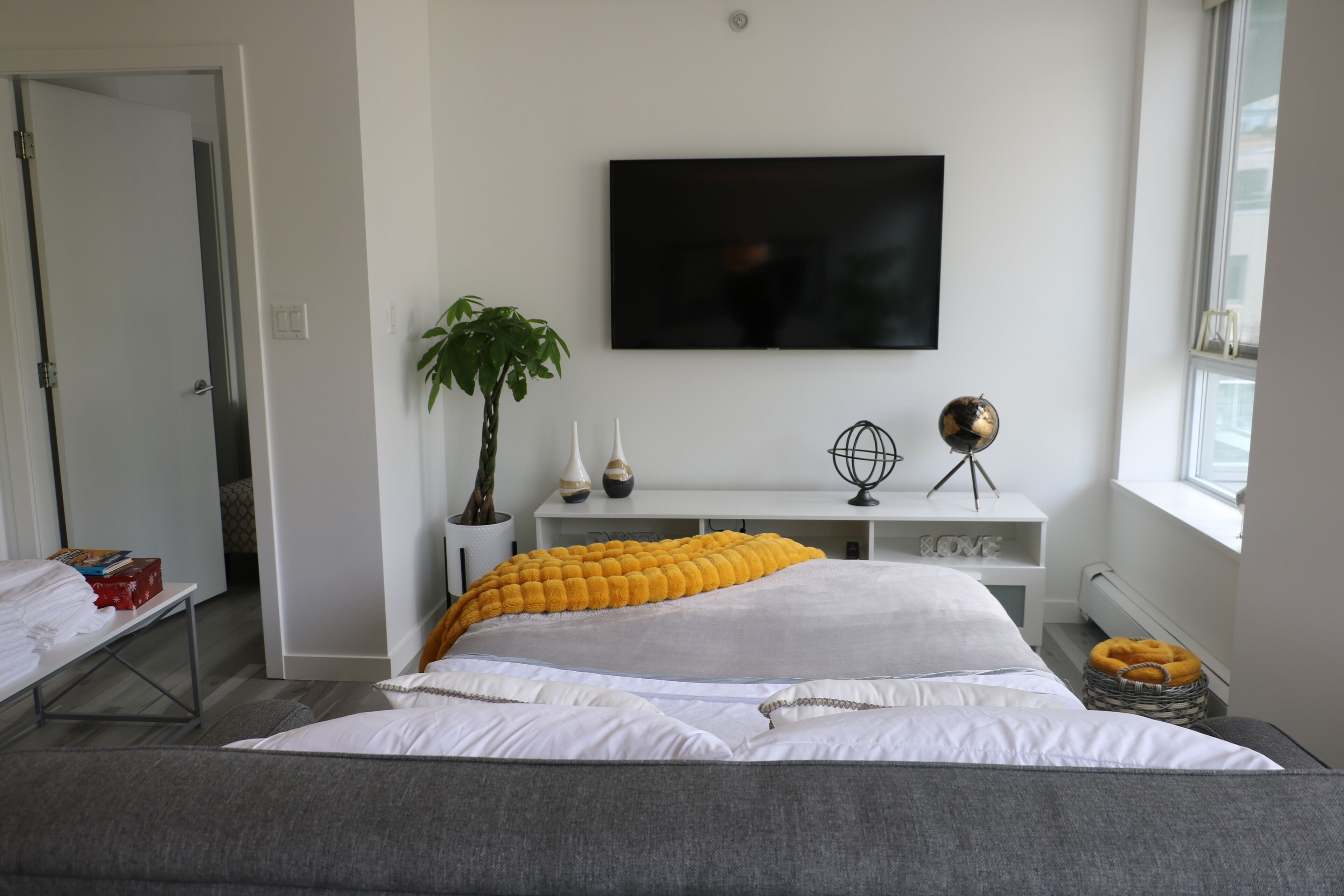 Amazing & Modern! Beautiful & Quiet View! Best Location Downtown W/ Free Parking - West Vancouver