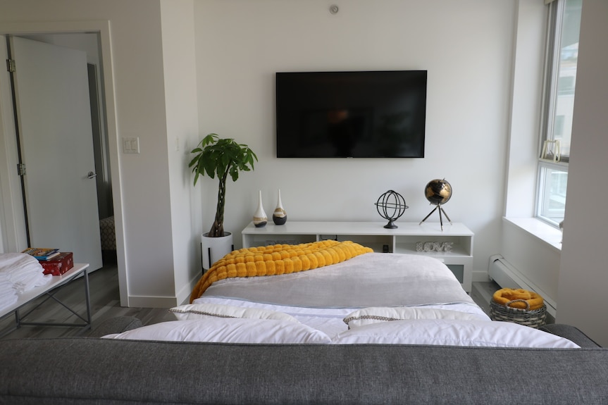 Amazing & Modern! Beautiful & Quiet View! Best Location Downtown W/ Free Parking - North Vancouver