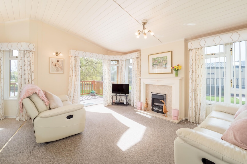 Kingfisher Lodge With Wonderful River Views Just 1 Mile From Stratford Upon Avon - Worcestershire