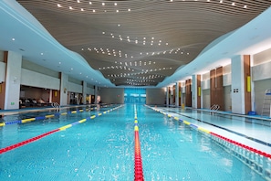 Piscina interior, piscina exterior sazonal, guarda-sóis 