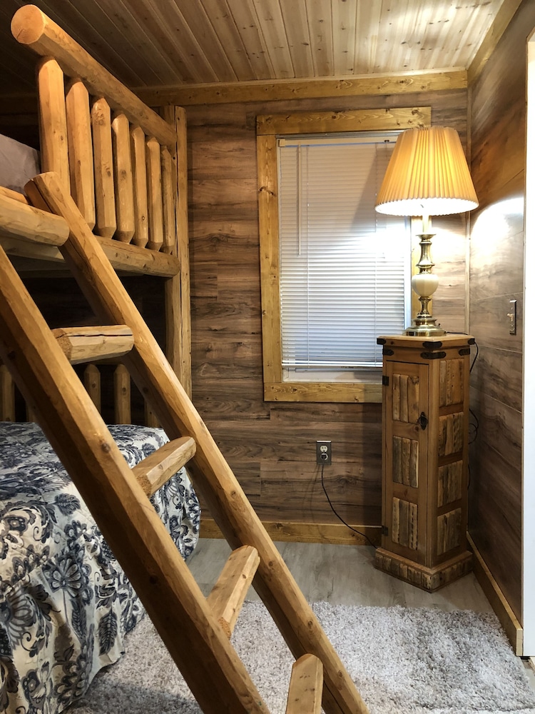 Only 200 Feet From Lake. Fire Pit,kayaks & Bikes Included! Longer Stay Discounts - Houghton Lake, MI