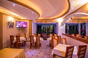 Pequeno-almoço tipo buffet diário (9 EUR por pessoa) 