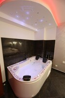 Apartamento Deluxe, banheira de hidromassagem grande | Secretária, cortinas/cortinados opacos, quartos insonorizados 