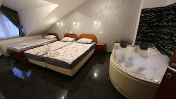 Apartamento luxo, banheira de imersão | Escrivaninha, cortinas blackout, berços grátis