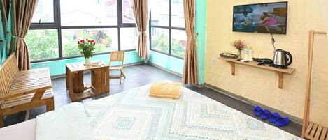 Quarto casal superior, vista para a cidade | Camas com colchões pillow-top, Wi-Fi de cortesia