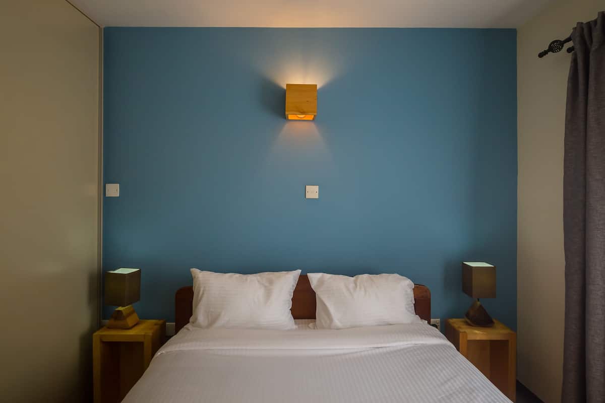 Apartamento luxo, 2 quartos, vista para a piscina | 3 quartos, cofres nos quartos, espaço de trabalho para notebook