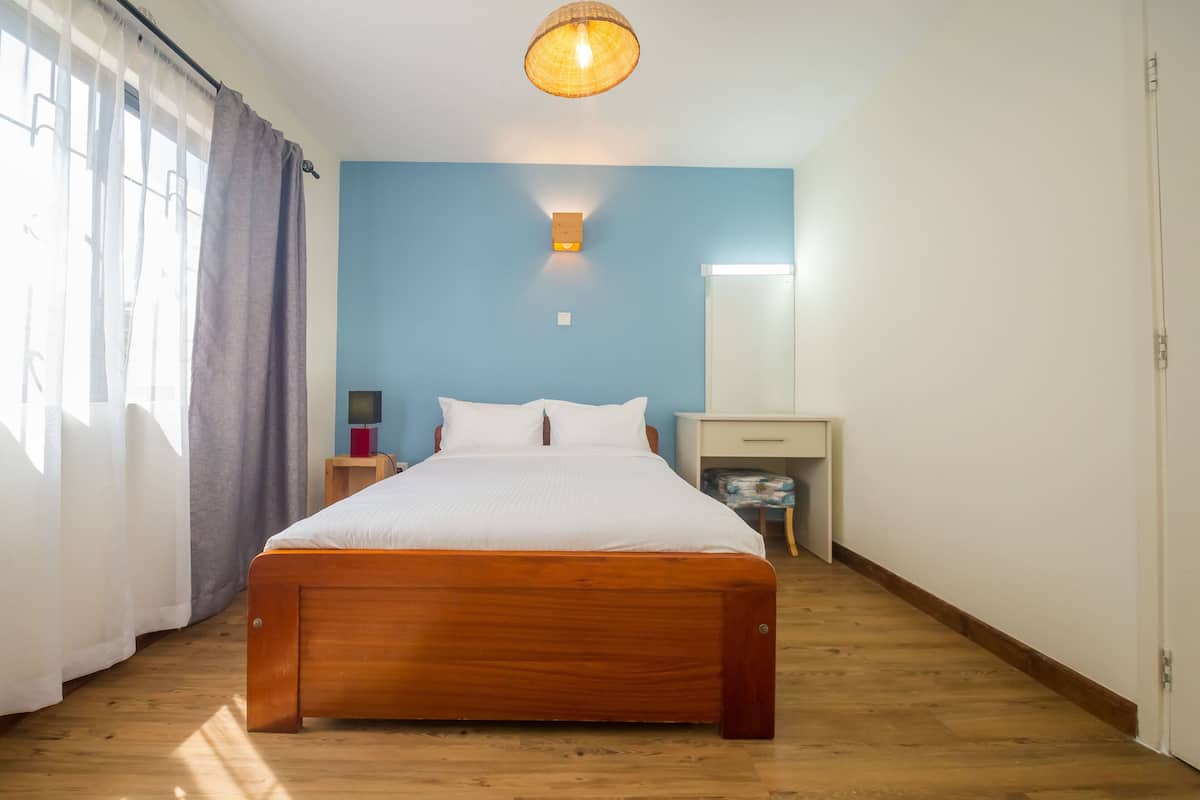 Apartamento, 1 quarto, vista para o jardim | 3 quartos, cofres nos quartos, espaço de trabalho para notebook
