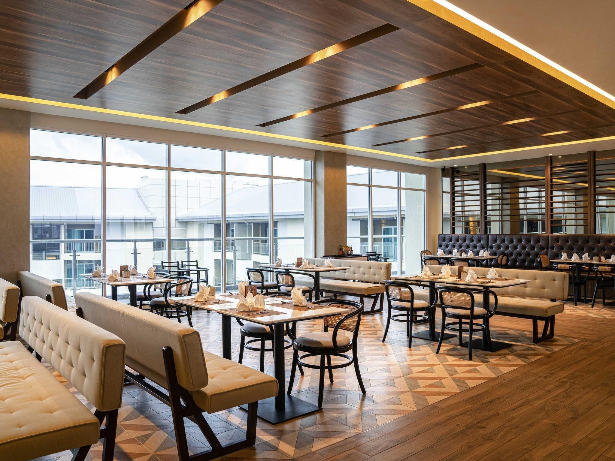 Café da manhã, almoço e jantar; culinária internacional 