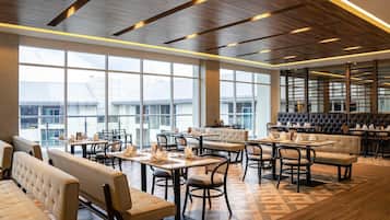 Café da manhã, almoço e jantar; culinária internacional