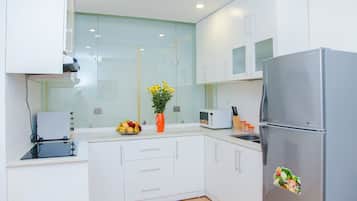 Apartamento Familiar | Cozinha privada | Um frigorífico, um micro-ondas, uma placa de cozinha