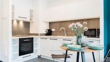 Suite-Estúdio Deluxe | Cozinha privada | Um frigorífico, um micro-ondas, um forno, uma placa de cozinha