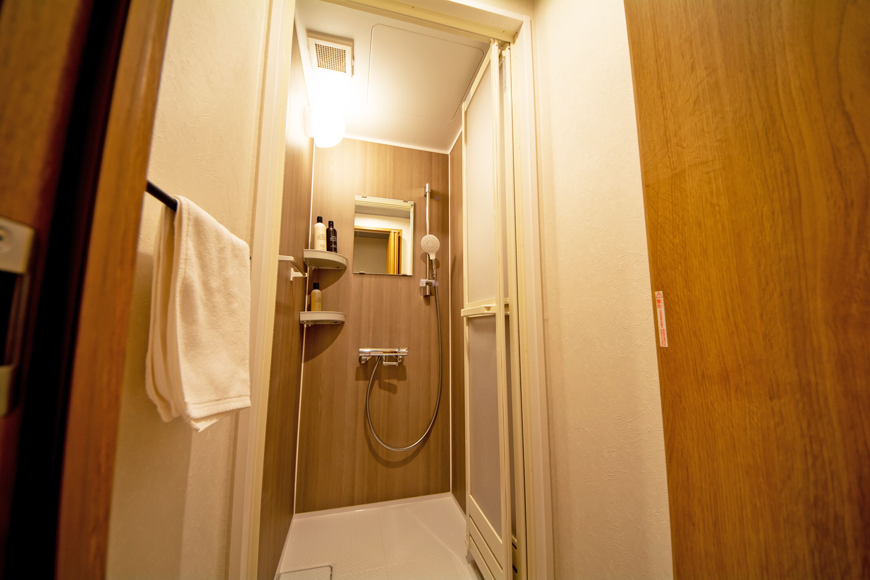 Apartamento, 3 quartos | Casa de banho | Um polibã, artigos de higiene pessoal grátis, um secador de cabelo 