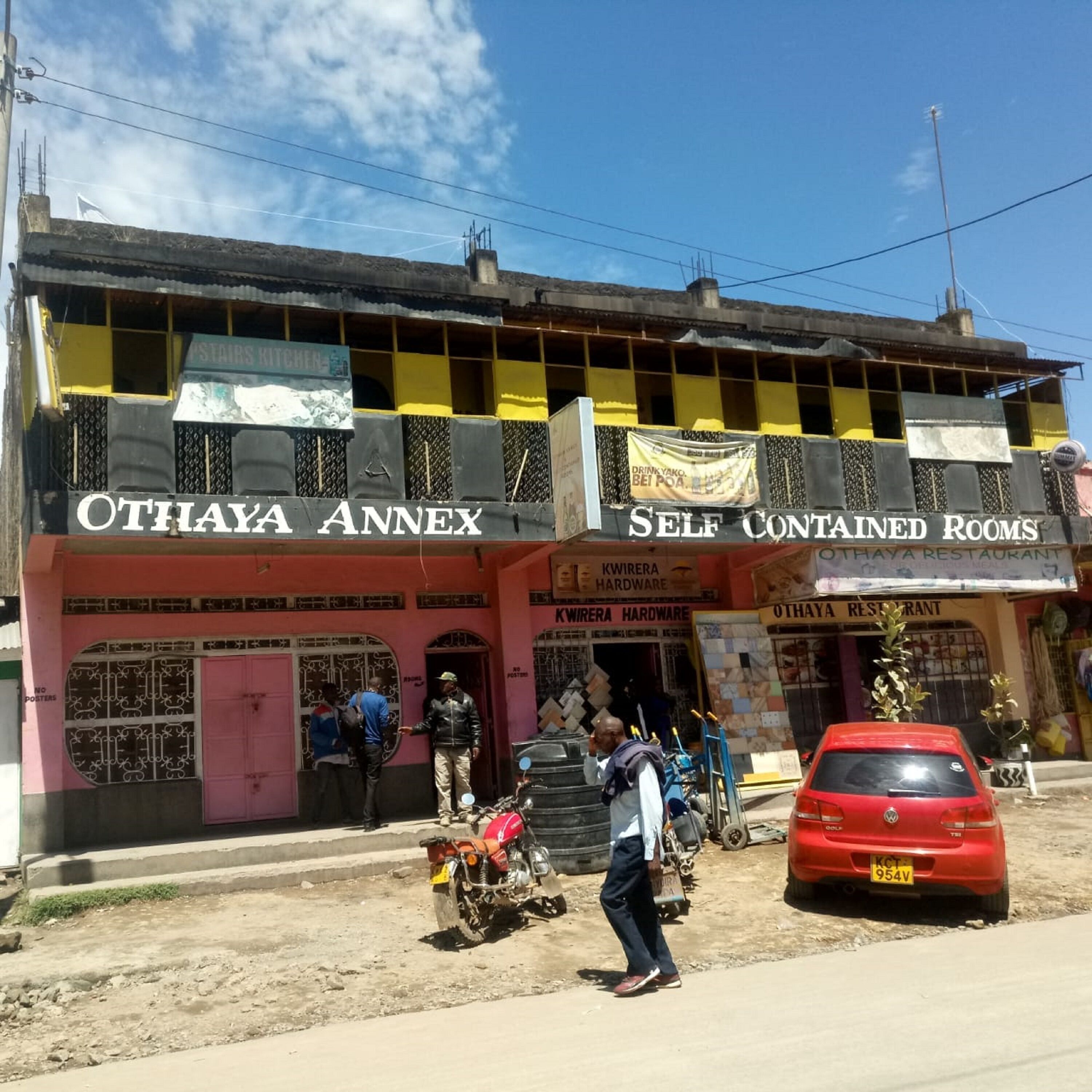 Um edifício com placas indicando 'Othaya Annex' e 'Quartos Individuais'.