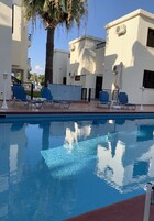 Piscina externa, funciona das 9h às 19h, guarda-sóis, espreguiçadeiras