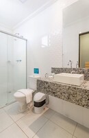 Chuveiro, bidê, toalhas de banho, sabonete