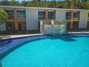 Piscina externa, funciona das 10h às 20h, espreguiçadeiras