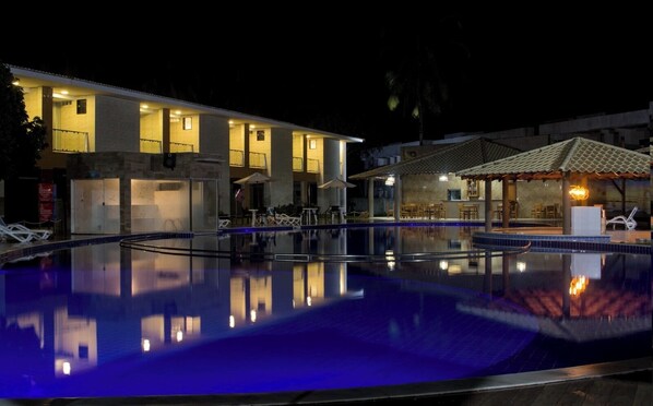 Piscina exterior, da(s) 10:00 à(s) 20:00, espreguiçadeiras 