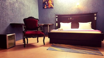 Quarto casal clássico | Escrivaninha, espaço de trabalho para notebook