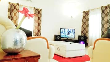 Quarto Quádruplo Comfort | Televisão