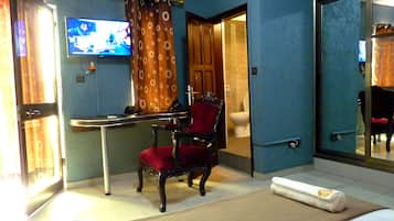 Quarto Duplo Deluxe | Secretária, secretária adequada para computadores portáteis