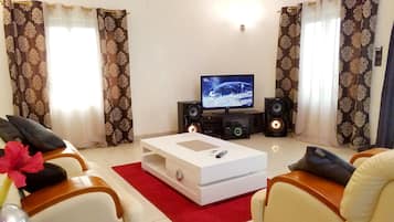 Quarto Quádruplo Comfort | Sala de estar | Televisor LED de 42 polegadas com canais via satélite, televisor