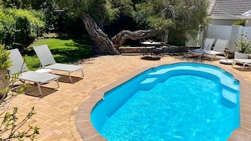 Piscina exterior, espreguiçadeiras