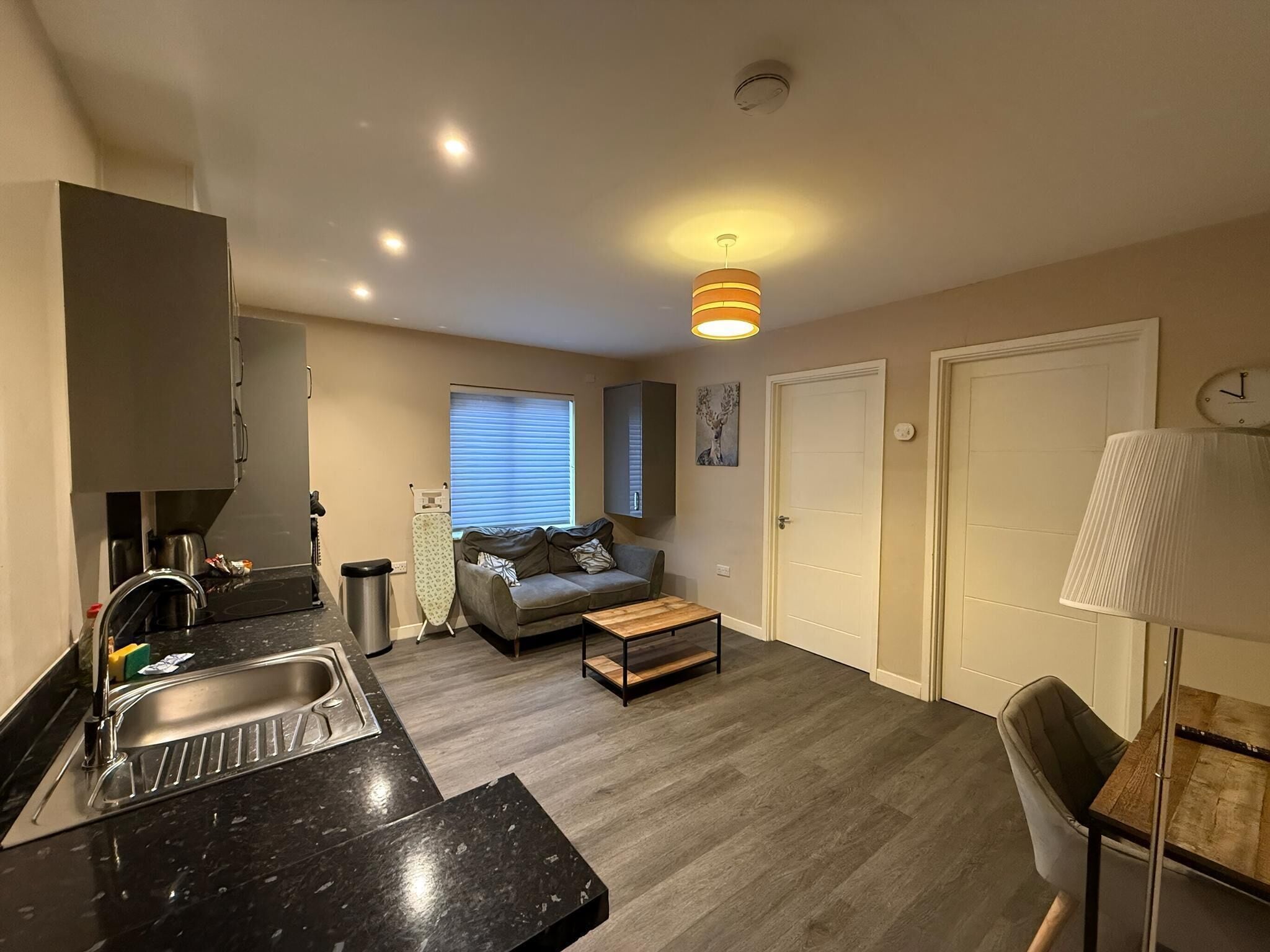 Apartamento superluxo, 2 quartos | Escrivaninha, espaço de trabalho para notebook