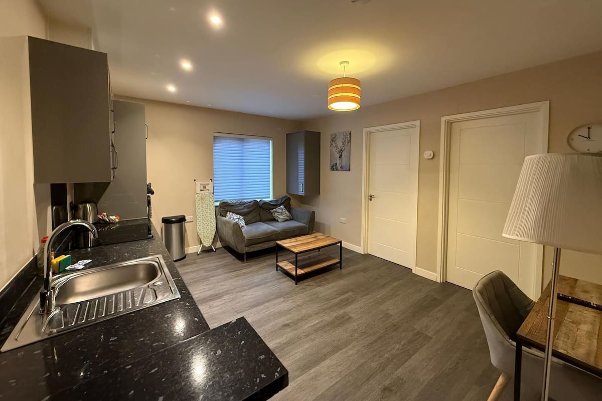 Apartamento superluxo, 2 quartos | Escrivaninha, espaço de trabalho para notebook