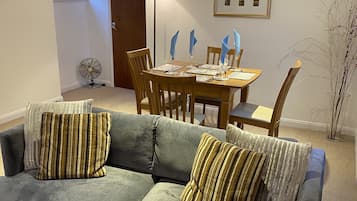 Apartamento premium | Área de estar | TV de tela plana 0 polegadas com canais digitais, TV de plasma, Netflix