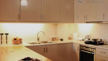 Apartamento Superior | Cozinha privada | Um frigorífico/congelador grande, uma placa de cozinha