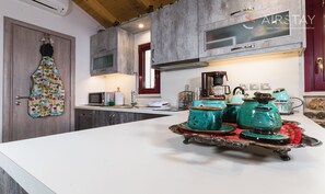 Um frigorífico, um micro-ondas, um forno, uma placa de cozinha 