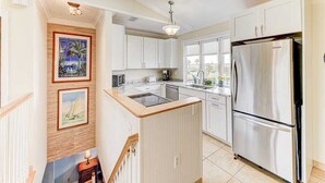 Casa, várias camas, piscina privativa, vista para o oceano | Cozinha privada | Uma cafeteira/bule, um frigorífico, um micro-ondas 