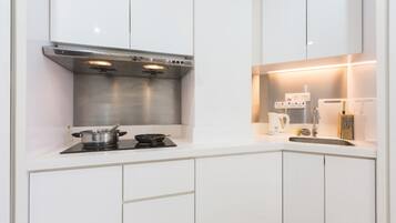 Um frigorífico, um micro-ondas, uma placa de cozinha
