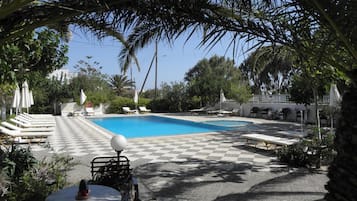 Piscina externa sazonal, guarda-sóis, espreguiçadeiras