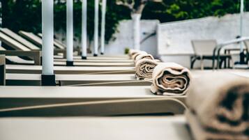 Piscina exterior sazonal, guarda-sóis, espreguiçadeiras