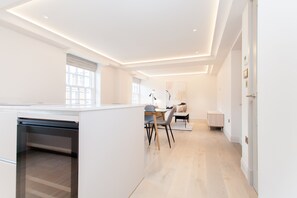 Apartamento, 3 quartos | Cozinha privada | Geladeira grande, micro-ondas, fogão, cooktop