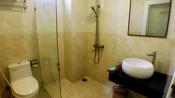 Um polibã, um chuveiro fixo, artigos de higiene pessoal grátis