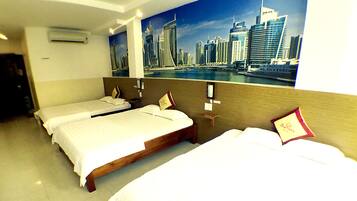 Quarto Familiar | Minibar, secretária, cortinas/cortinados opacos, Wi-fi grátis