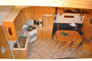 Apartamento, 2 quartos | Cozinha privada | Um frigorífico/congelador grande, um micro-ondas, um forno
