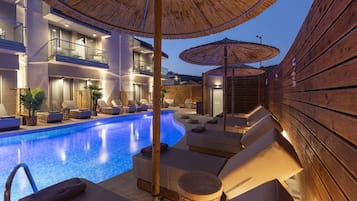 Piscina exterior sazonal, guarda-sóis, espreguiçadeiras