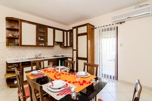 Apartamento (Two-Bedroom Apartment with Terrace) | Cozinha privada | Geladeira, chaleira elétrica