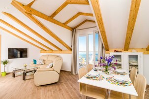 Apartamento (Two Bedroom Apartment with Balcony) | Sala | Televisor 