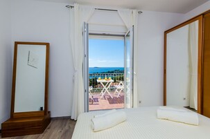 Apartamento (One Bedroom Apartment with Balcony) | 4 quartos, cofre no quarto, ferro/tábua de engomar 