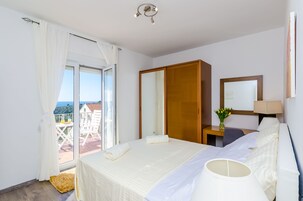 Apartamento (One Bedroom Apartment with Balcony) | 4 quartos, cofre no quarto, ferro/tábua de engomar 