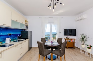 Apartamento (Comfort One Bedroom Apartment) | Cozinha privada | Geladeira, chaleira elétrica