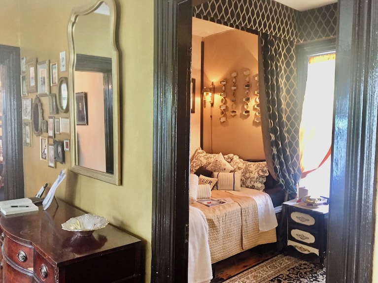 Walk To Everything -Campaign Room - Niagara Falls