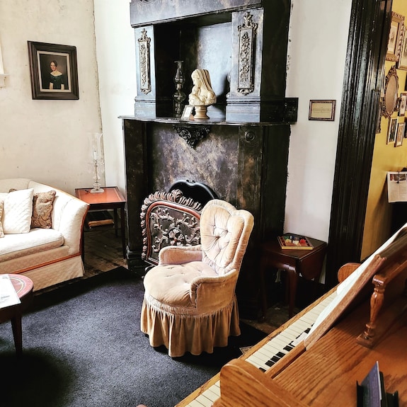 Walk To Everything - Servant Room - Niagara Falls