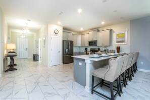 Casa (Luxury Lake View 8 BR Villa With Game) | Cozinha privada | Um frigorífico, um micro-ondas, utensílios de cozinha