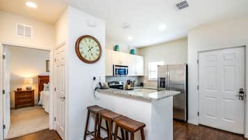 Casa (Lucaya Village Resort 4 Bedroom TownH) | Cozinha privada | Um frigorífico, um micro-ondas, utensílios de cozinha